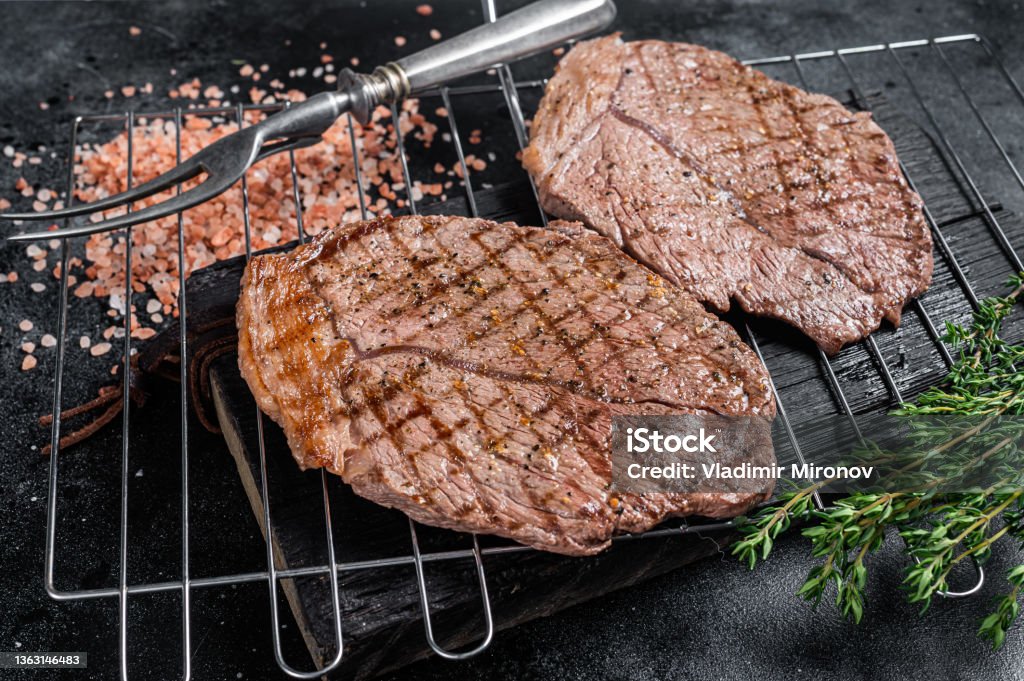Bbq Panggang Daging Sapi Sirloin Steak Di Atas Panggangan Latar