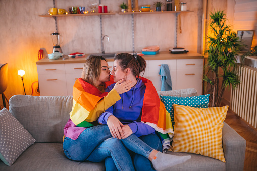 Photo Libre De Droit De Jeune Couple De Lesbiennes Sembrassant Sur Un