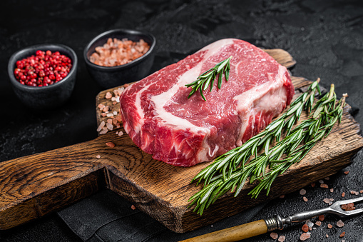 Raw Ribeye Steak Daging Sapi Marmer Daging Di Papan Kayu Dengan