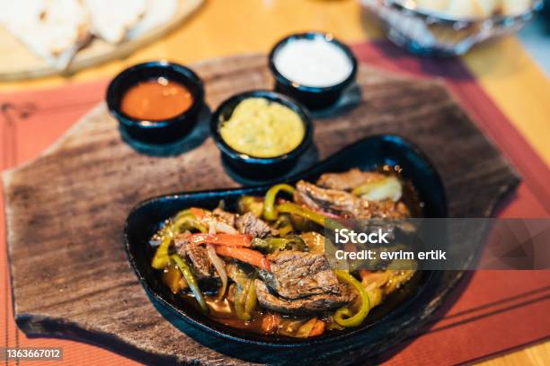 Fajitas Daging Sapi Dengan Paprika Warnawarni Dalam Wajan Dan Roti