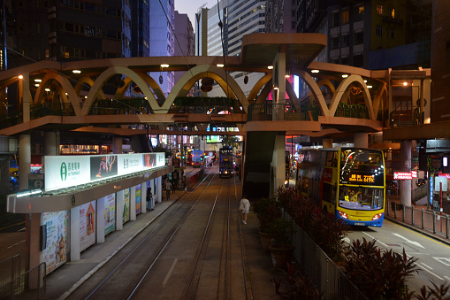 Trem Berhenti Di Jembatan Melingkar Di Causeway Bay Pulau Hong Kong ... Trem Berhenti Di Jembatan Melingkar Di Causeway Bay Pulau Hong Kong ...