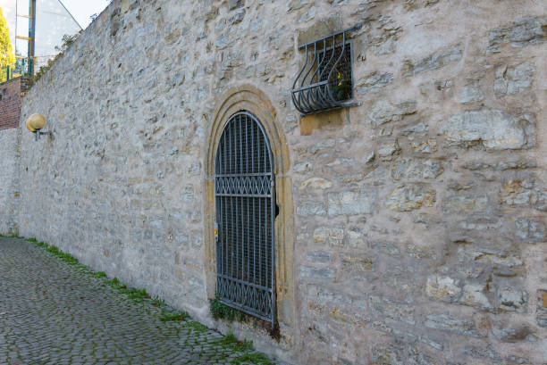 Free picture: Small gothic window with arch on brick wall