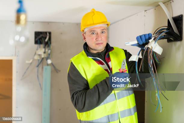 Photo Libre De Droit De Électricien Installant De Lélectricité Dans Une