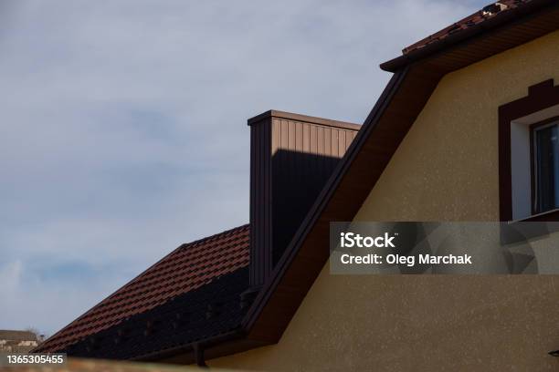 Konstruksi Atap Baru Dengan Skylight Loteng Sistem Selokan Hujan