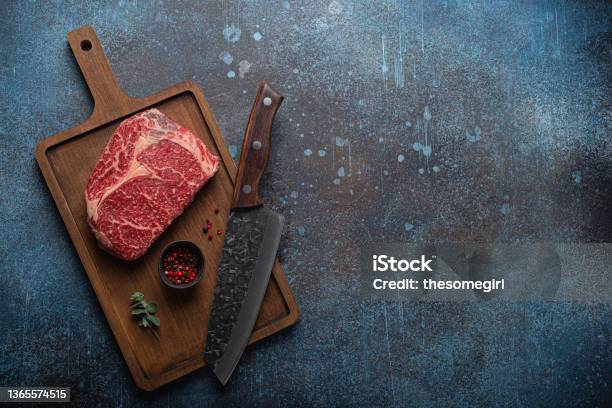 Daging Mentah Daging Sapi Marmer Utama Memotong Steak Ribeye Di Talenan