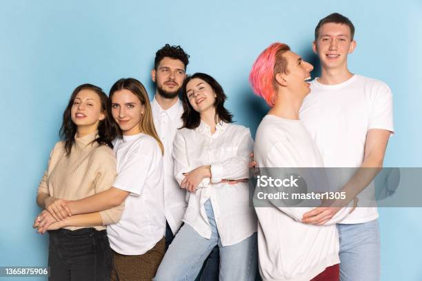 Photo Libre De Droit De Groupe De Jeunes Heureux Hommes Et Filles