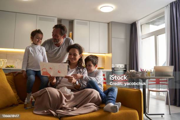Ibu Duduk Bersama Putranya Di Sofa Dan Menikmati Gambar Putri Foto Stok