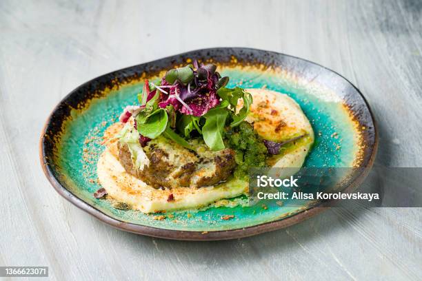 Steak Daging Sapi Dengan Sayuran Hijau Dan Kentang Tumbuk Di Atas