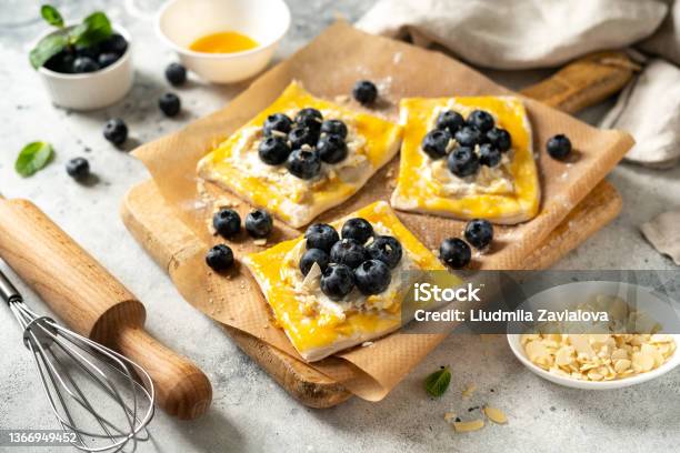 Kue Puff Mentah Dengan Krim Keju Dan Blueberry Proses Pembuatan Roti