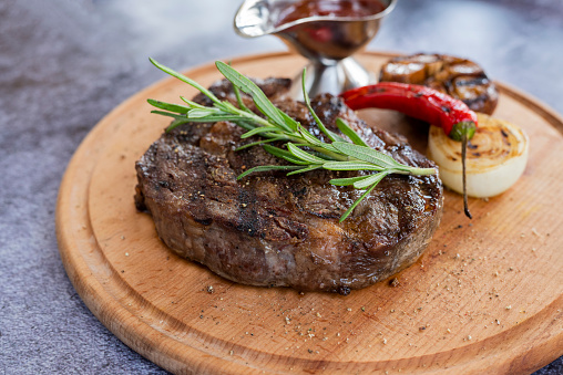 Ribeye Steak Sepotong Daging Sapi Muda Dan Sapi Panggang Di Atas Papan