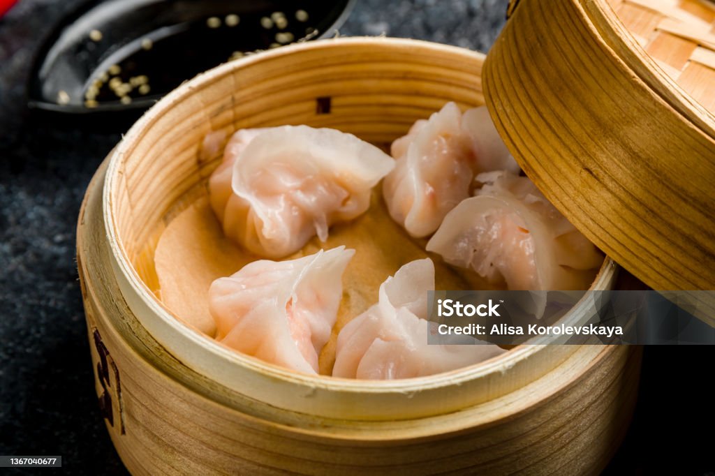 Dim Sum Dengan Udang Di Atas Piring Kayu Di Atas Meja Batu Gelap Makro