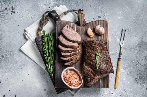 Panggang Dan Iris Tri Tip Steak Daging Sapi Di Papan Kayu Dengan Bumbu