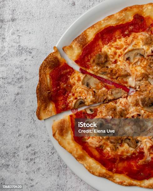 Pizza Buatan Sendiri Dengan Tomat Keju Jamur Tuna Sayuran Ham Dan ... Pizza Buatan Sendiri Dengan Tomat Keju Jamur Tuna Sayuran Ham Dan ...