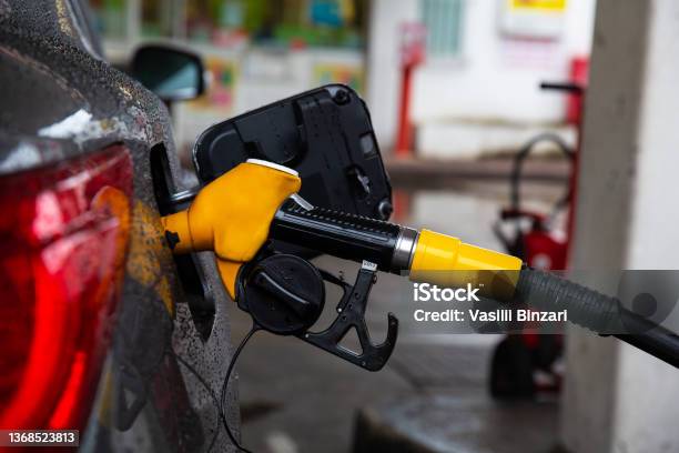 Memompa Bahan Bakar Bensin Di Mobil Di Pom Bensin Foto Stok Unduh