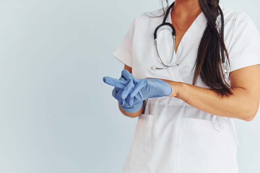Tutup Tampilan Dokter Wanita Muda Berseragam Ada Di Dalam Ruangan Foto ... Tutup Tampilan Dokter Wanita Muda Berseragam Ada Di Dalam Ruangan Foto ...