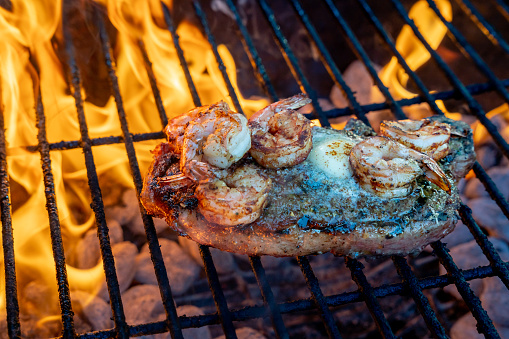 Steak Daging Sapi Rib Eye Yang Lezat Dengan Topping Mentega Dan Udang