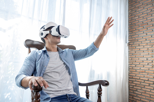 Pria Muda Kaukasia Mengenakan Kacamata Realitas Virtual Teknologi