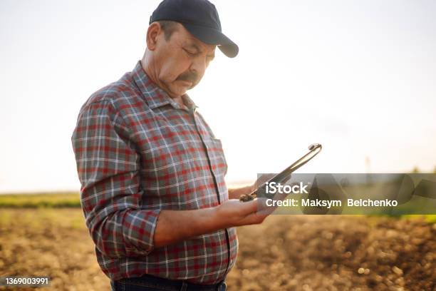Petani Dengan Tablet Di Ladang Konsep Pertanian Berkebun Atau Ekologi ... Petani Dengan Tablet Di Ladang Konsep Pertanian Berkebun Atau Ekologi ...