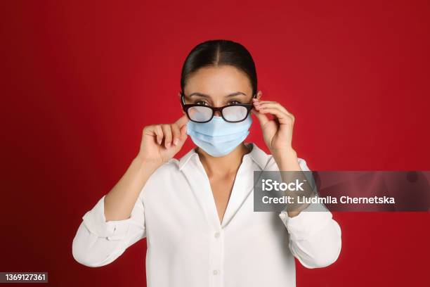 Mujer Limpiando Gafas Empañadas Causadas Por El Uso De Máscara Médica