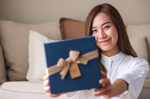Gambar Potret Seorang Remaja Putri Yang Memegang Dan Memberikan Kotak ... Gambar Potret Seorang Remaja Putri Yang Memegang Dan Memberikan Kotak ...