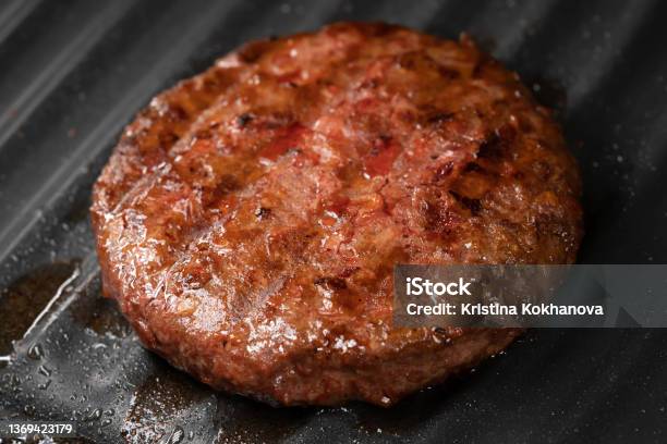 Proses Memanggang Steak Daging Di Atas Piring Panggang Barbekyu Memasak