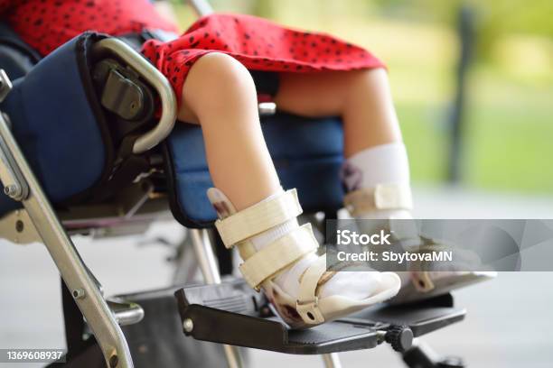 Gadis Cacat Duduk Di Kursi Roda Pada Kakinya Orthosis Anak Cerebral ... Gadis Cacat Duduk Di Kursi Roda Pada Kakinya Orthosis Anak Cerebral ...