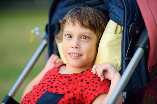 Potret Seorang Gadis Cacat Kecil Di Kursi Roda Anak Cerebral Palsy ... Potret Seorang Gadis Cacat Kecil Di Kursi Roda Anak Cerebral Palsy ...