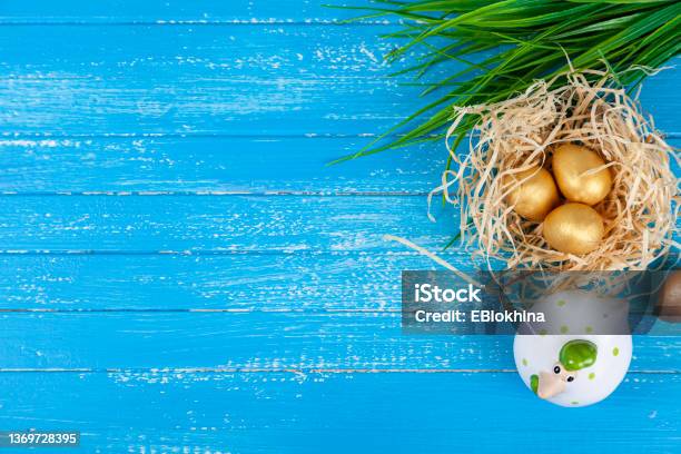 Kartu Ucapan Paskah Anak Ayam Paskah Di Sarang Dan Telur Emas Foto Stok ... Kartu Ucapan Paskah Anak Ayam Paskah Di Sarang Dan Telur Emas Foto Stok ...