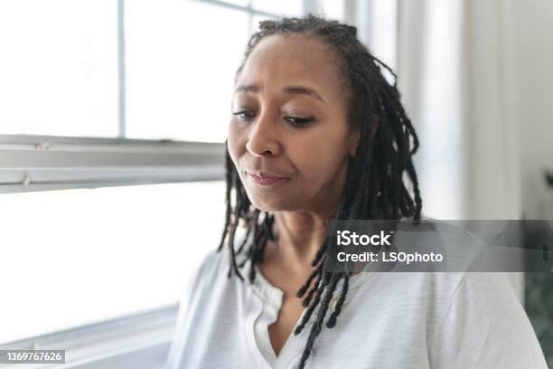 Potret Seorang Wanita Afrika Yang Dekat Dengan Jendela Terlihat ... Potret Seorang Wanita Afrika Yang Dekat Dengan Jendela Terlihat ...