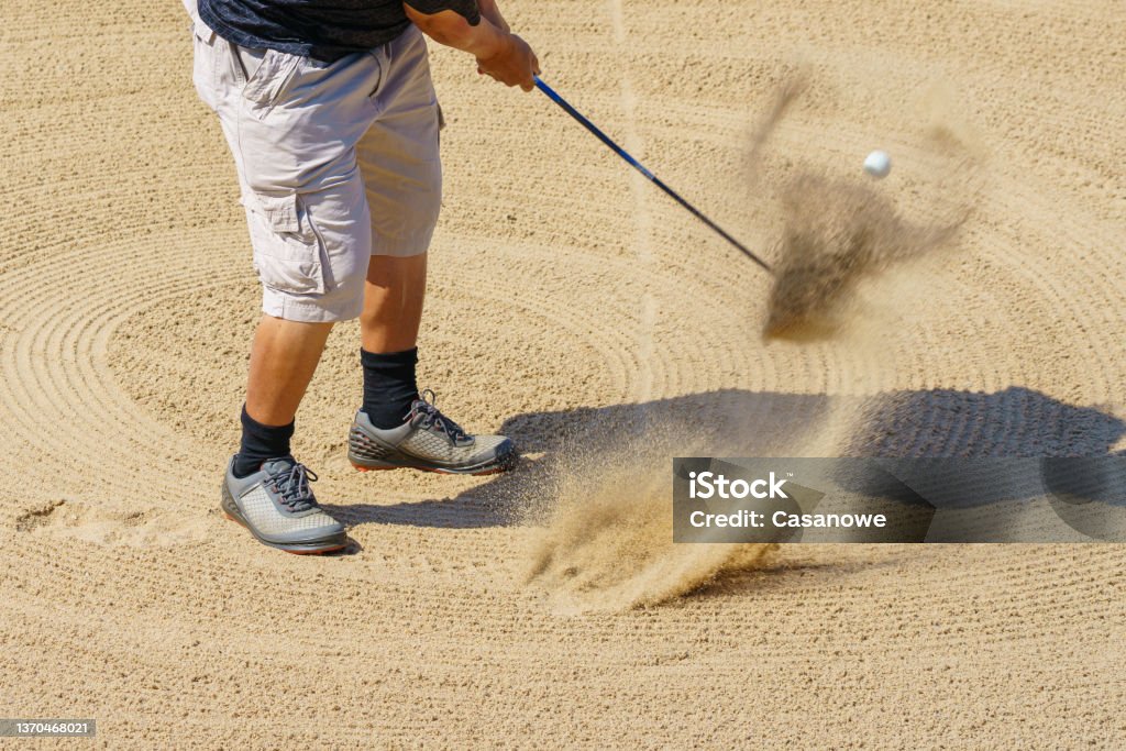 Pegolf Memukul Keluar Dari Perangkap Pasir Lapangan Golf Berada Di Atas ... Pegolf Memukul Keluar Dari Perangkap Pasir Lapangan Golf Berada Di Atas ...