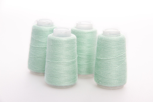 Spool Hijau Benang Terisolasi Pada Latar Belakang Putih Skein Dari