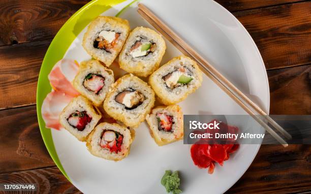 Sushi Dengan Acar Jahe Dan Wasabi Di Atas Piring Di Latar Belakang Meja