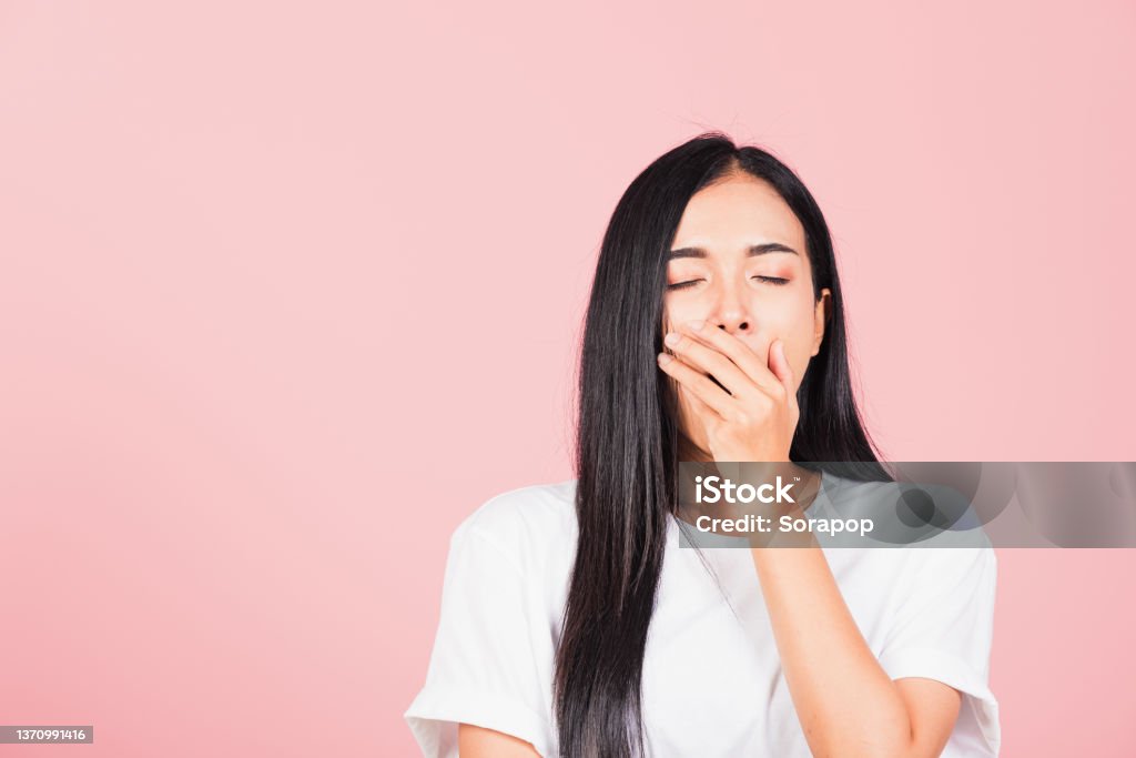 Wanita Emosi Lelah Dan Mengantuk Menguap Menutupi Mulut Terbuka Dengan