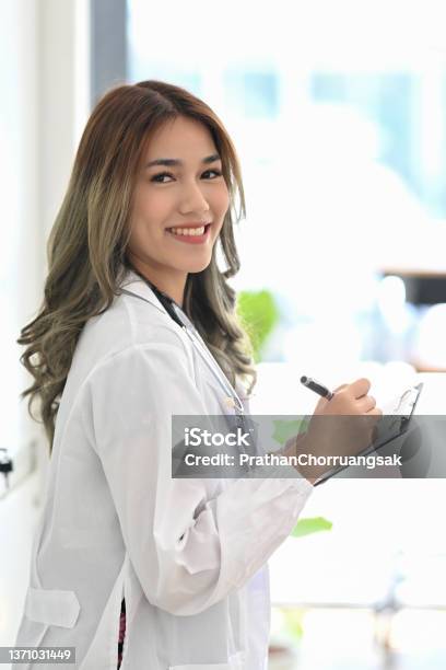 Potret Dokter Wanita Asia Yang Menarik Berdiri Di Kantor Medis Yang ... Potret Dokter Wanita Asia Yang Menarik Berdiri Di Kantor Medis Yang ...
