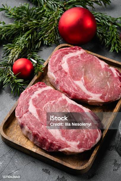 Steak Mata Rusuk Mentah Daging Sapi Untuk Tahun Baru Di Latar Belakang