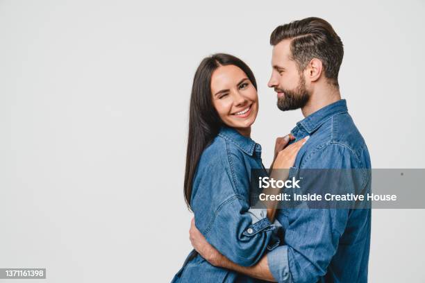 Pasangan Muda Kaukasia Yang Penuh Kasih Sayang Istri Dan Suami Pacar