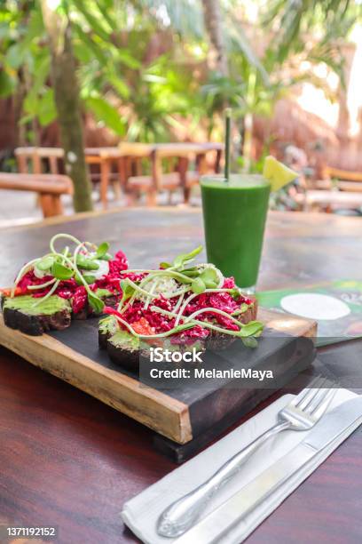 Roti Panggang Alpukat Dengan Bit Dan Kecambah Sarapan Sehat Dengan Jus