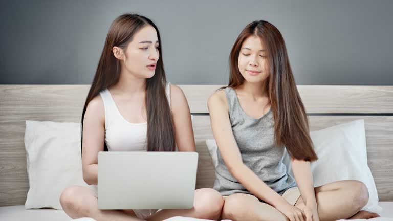 550 Lesbian Sleeping Videos Lizenzfreie 4k Und Hd Stock Videos Istock