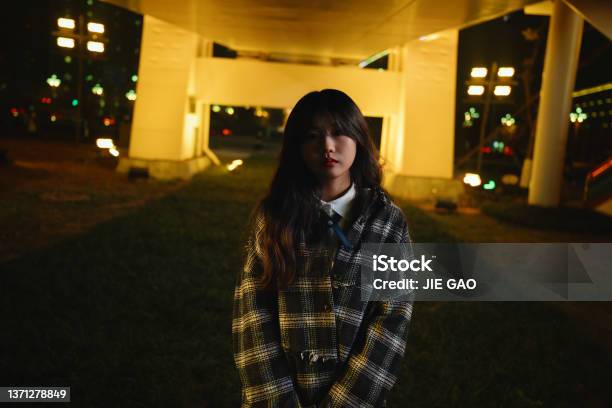Gadisgadis Asia Yang Cantik Di Bawah Jembatan Neon Foto Stok Unduh Gambar Sekarang Istock