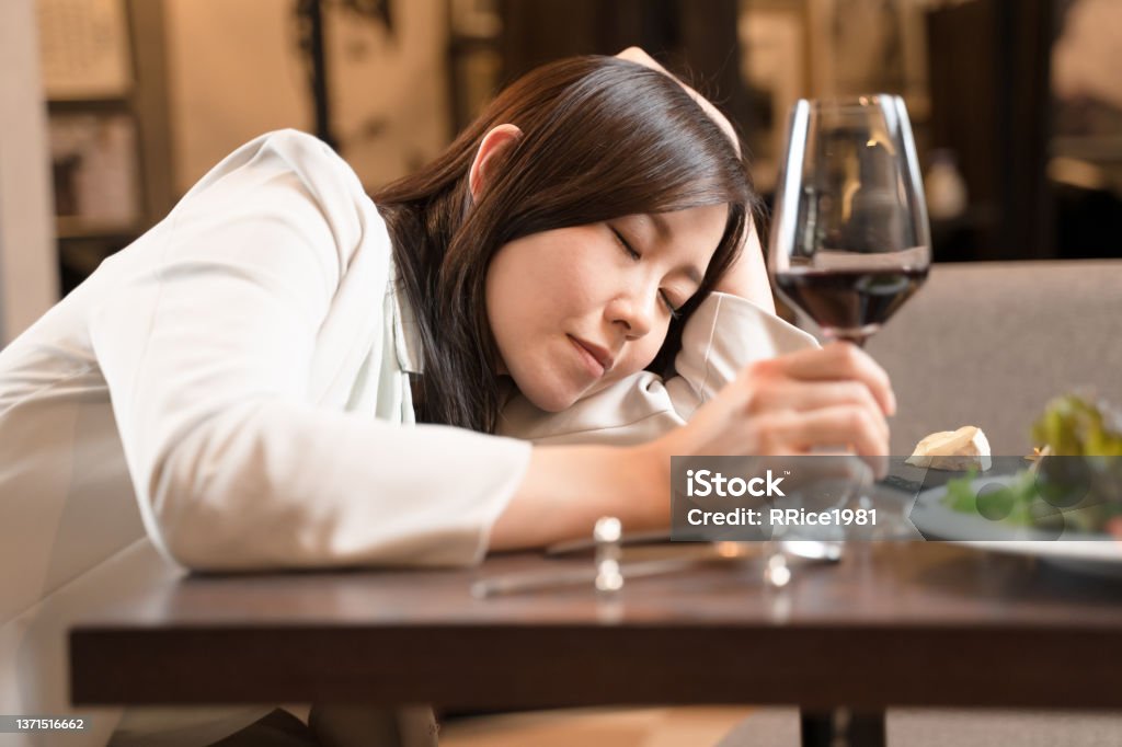酔っ払ってレストランで寝る女性 酔うのストックフォトや画像を多数ご用意 酔う アジアおよびインド民族 女性 Istock