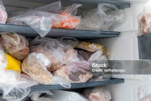 Makanan Beku Berada Di Dalam Freezer Dengan Pintu Terbuka Bagian Dalam