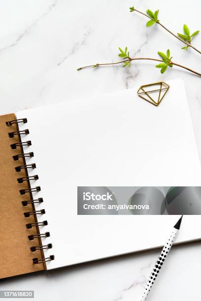 Mockup Dengan Album Kosong Notebook Dengan Pengikat Spiral Daun Musim ... Mockup Dengan Album Kosong Notebook Dengan Pengikat Spiral Daun Musim ...