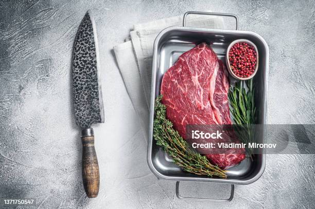 Baki Daging Dengan Steak Daging Sapi Sirloin Atas Mentah Latar Belakang
