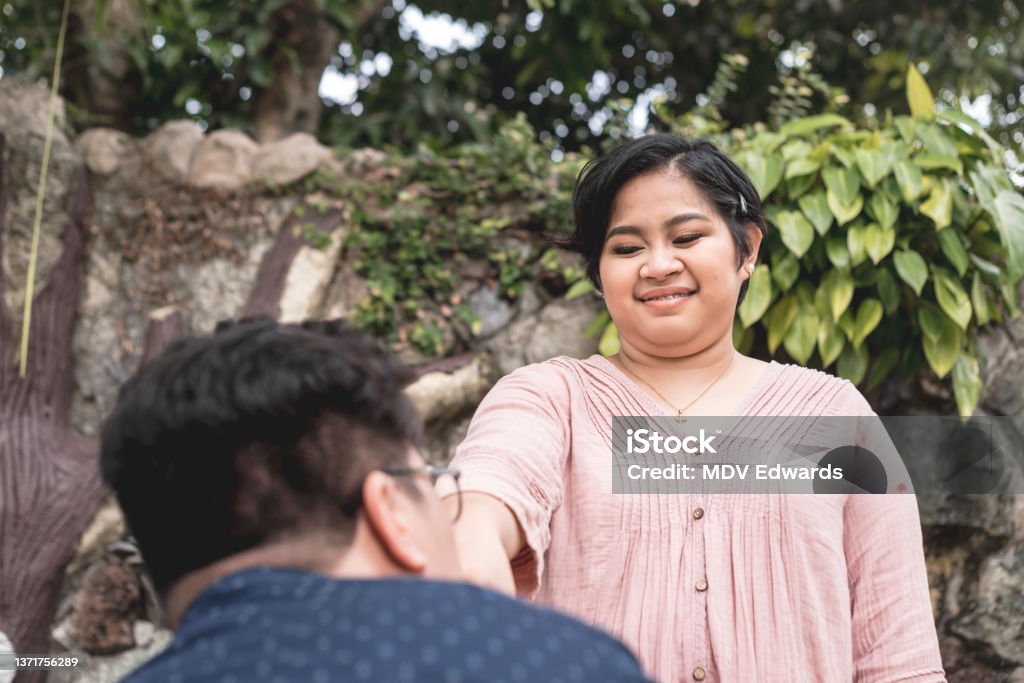 Seorang Pria Romantis Berlutut Dan Mencium Tangan Istri Atau ... Seorang Pria Romantis Berlutut Dan Mencium Tangan Istri Atau ...