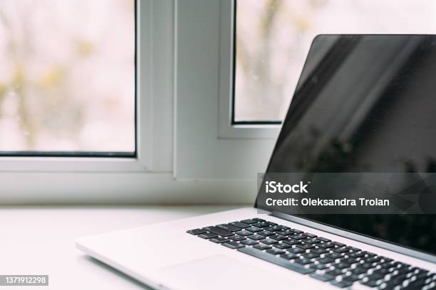 Laptop Di Jendela Di Rumah Layar Mockup Komputer Pekerjaan Jarak Jauh