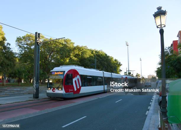 Tranvía De Tren Metro En La Estación De Tren De La Ciudad Tranvía ... Tranvía De Tren Metro En La Estación De Tren De La Ciudad Tranvía ...