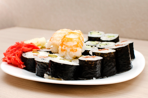 Sushi Dengan Udang Harimau Gulung Dengan Salmon Dan Mentimun Dan Jahe