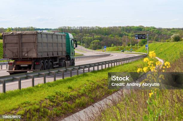 Jalan Tol Dengan Lalu Lintas Multijalur Tikungan Jalan Dengan Lereng ... Jalan Tol Dengan Lalu Lintas Multijalur Tikungan Jalan Dengan Lereng ...