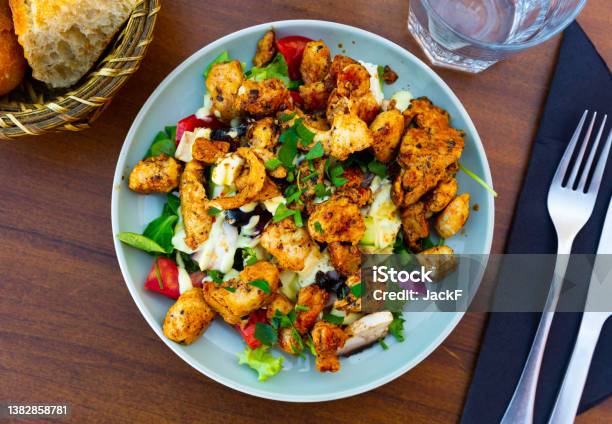 Tampilan Atas Salad Caesar Dengan Ayam Goreng Dan Jamur Yang Disajikan ... Tampilan Atas Salad Caesar Dengan Ayam Goreng Dan Jamur Yang Disajikan ...