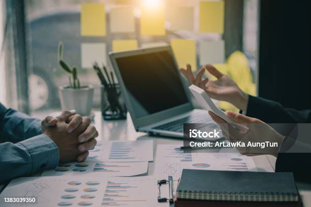 Dua Pengusaha Dengan Pena Menunjuk Grafik Analisis Pasar Keuangan